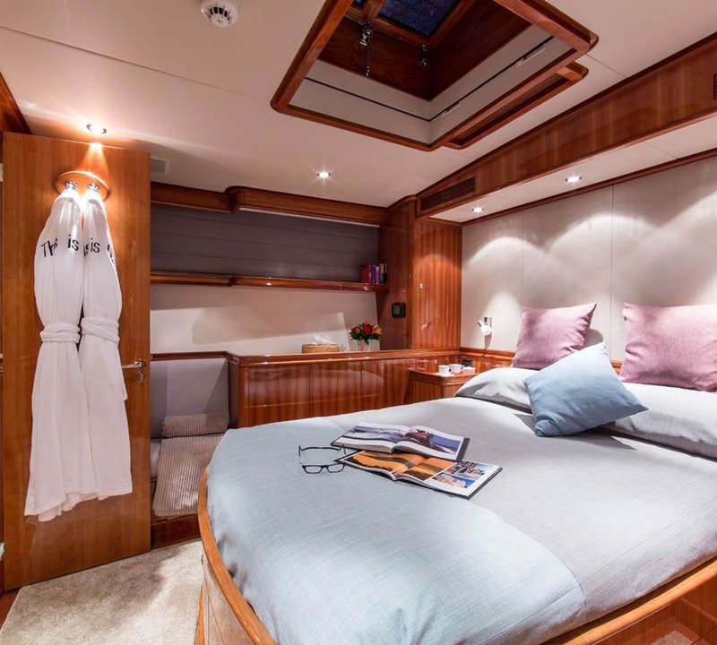 New J Class Sailing Yacht TOPAZ (J8) splashes at Holland Jachtbouw ...